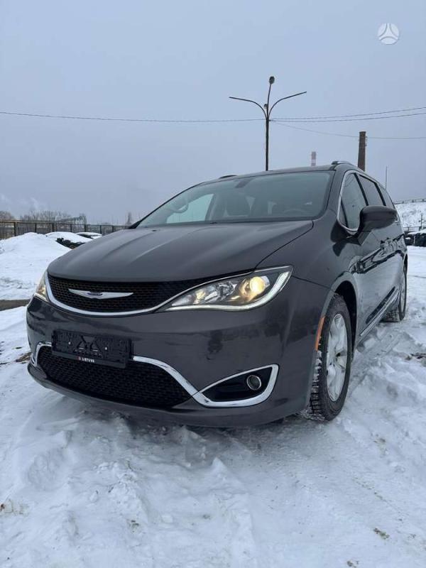 Pelēks Chrysler Pacifica 2020 Klaipėda, ar dzinēja tilpumu 3.60 L un nobraukumu 105 tūkst. km par 12400 €, foto 1 vietnē AUTOMOTO.COM.LV