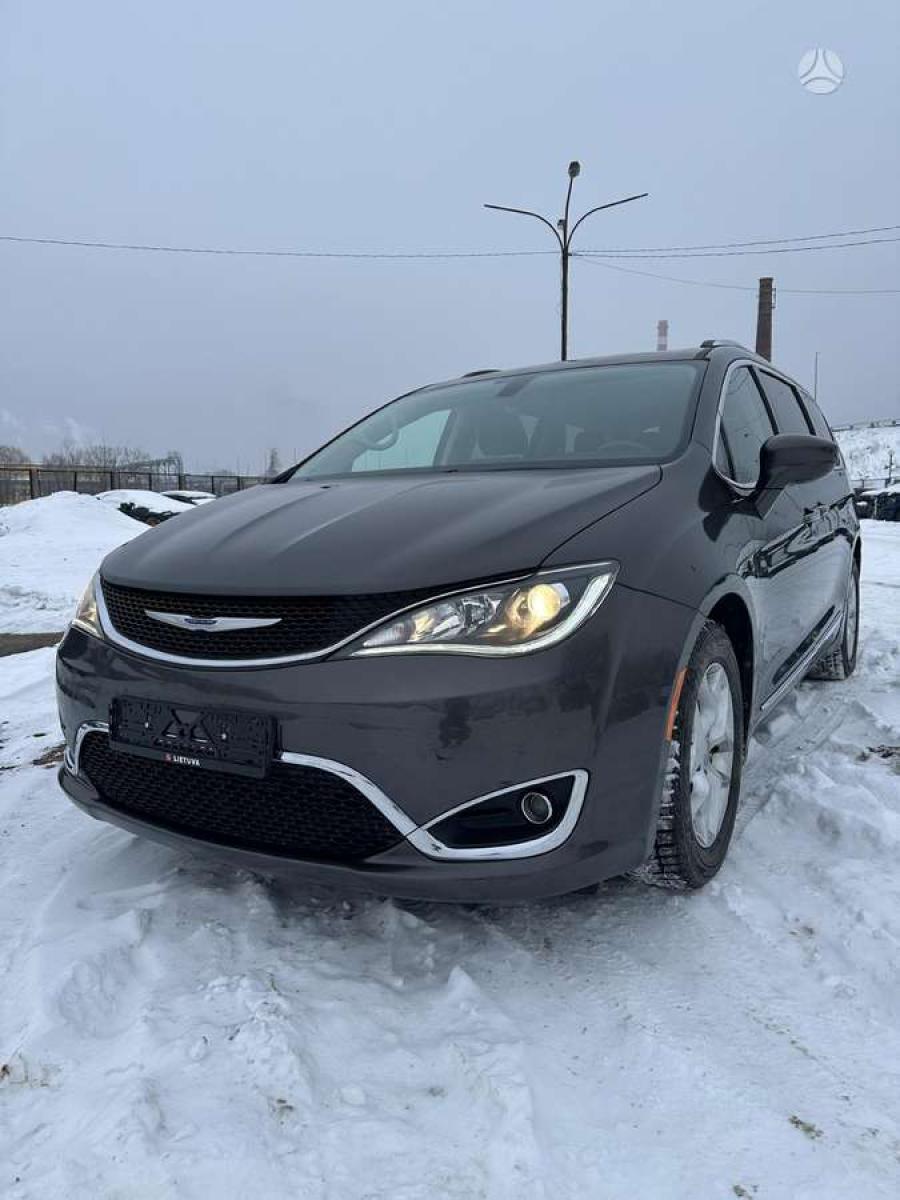 Pelēks Chrysler Pacifica 2020 Klaipėda, ar dzinēja tilpumu 3.60 L un nobraukumu 105 tūkst. km par 12400 €, foto 1 vietnē AUTOMOTO.COM.LV
