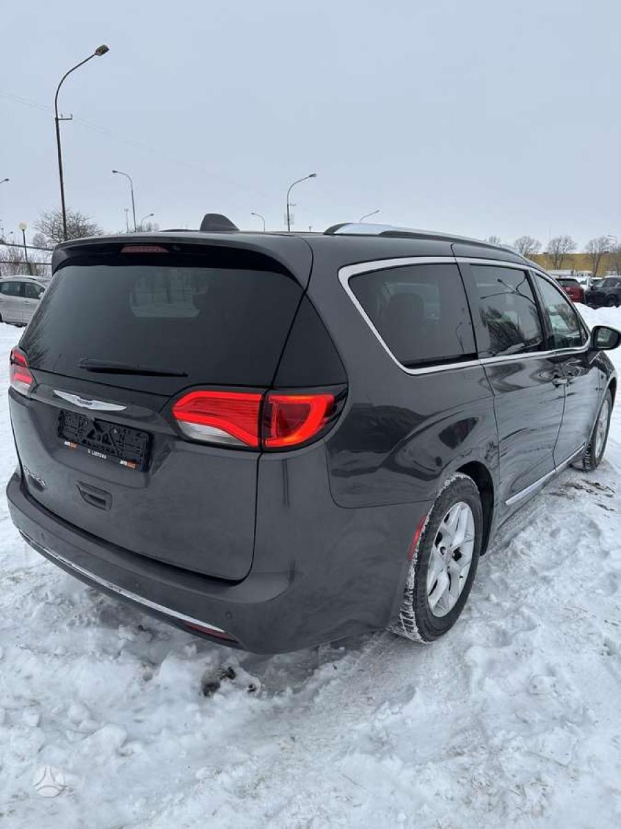 Pelēks Chrysler Pacifica 2020 Klaipėda, ar dzinēja tilpumu 3.60 L un nobraukumu 105 tūkst. km par 12400 €, foto 3 vietnē AUTOMOTO.COM.LV