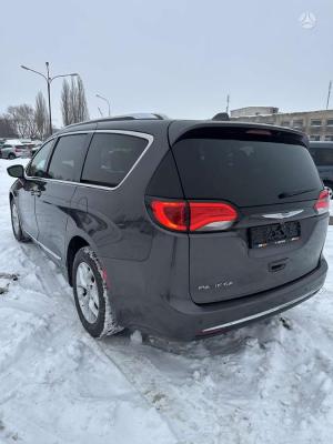 Pelēks Chrysler Pacifica 2020 Klaipėda, ar dzinēja tilpumu 3.60 L un nobraukumu 105 tūkst. km par 12400 €, foto 4 vietnē AUTOMOTO.COM.LV