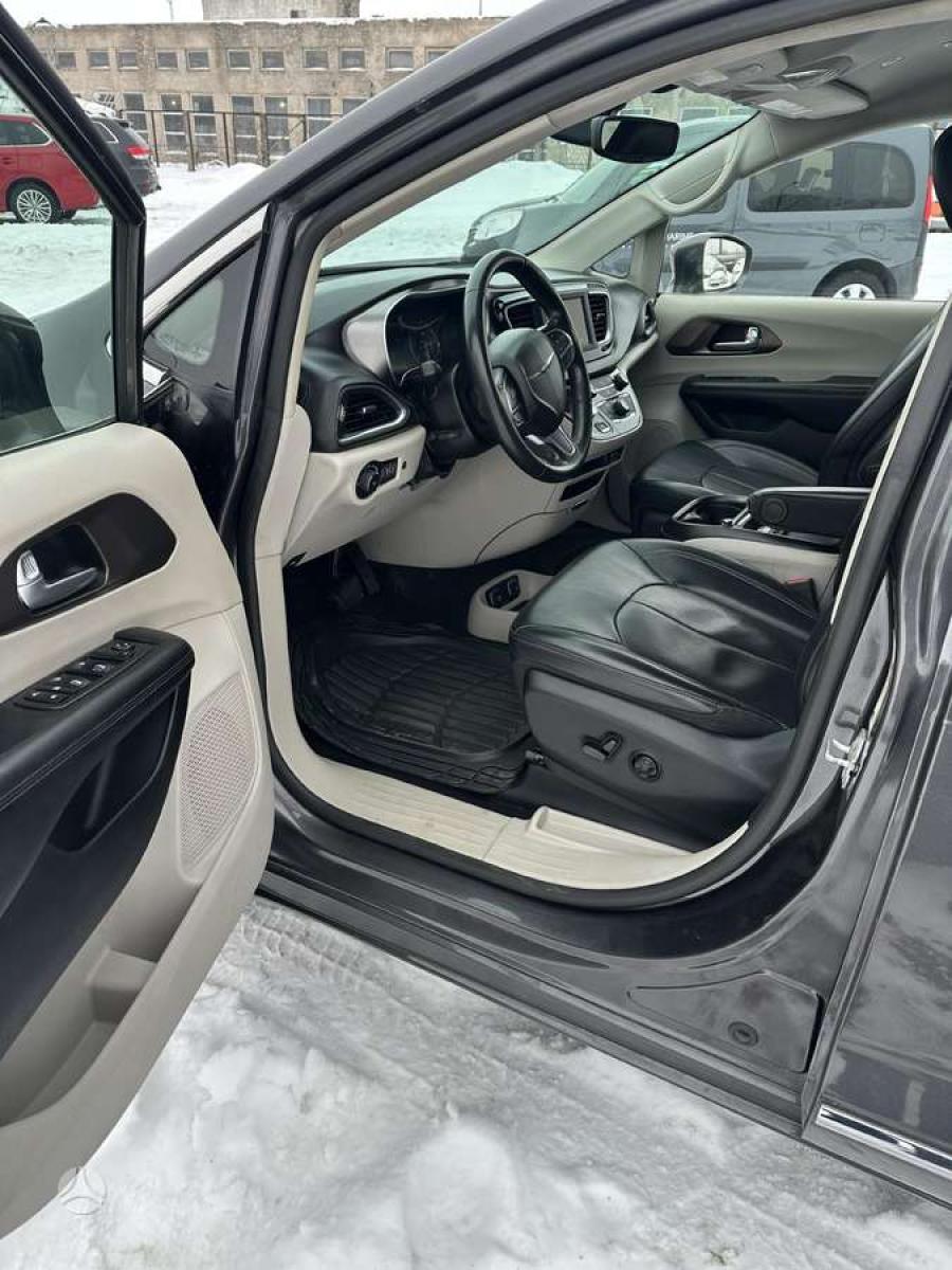 Pelēks Chrysler Pacifica 2020 Klaipėda, ar dzinēja tilpumu 3.60 L un nobraukumu 105 tūkst. km par 12400 €, foto 5 vietnē AUTOMOTO.COM.LV