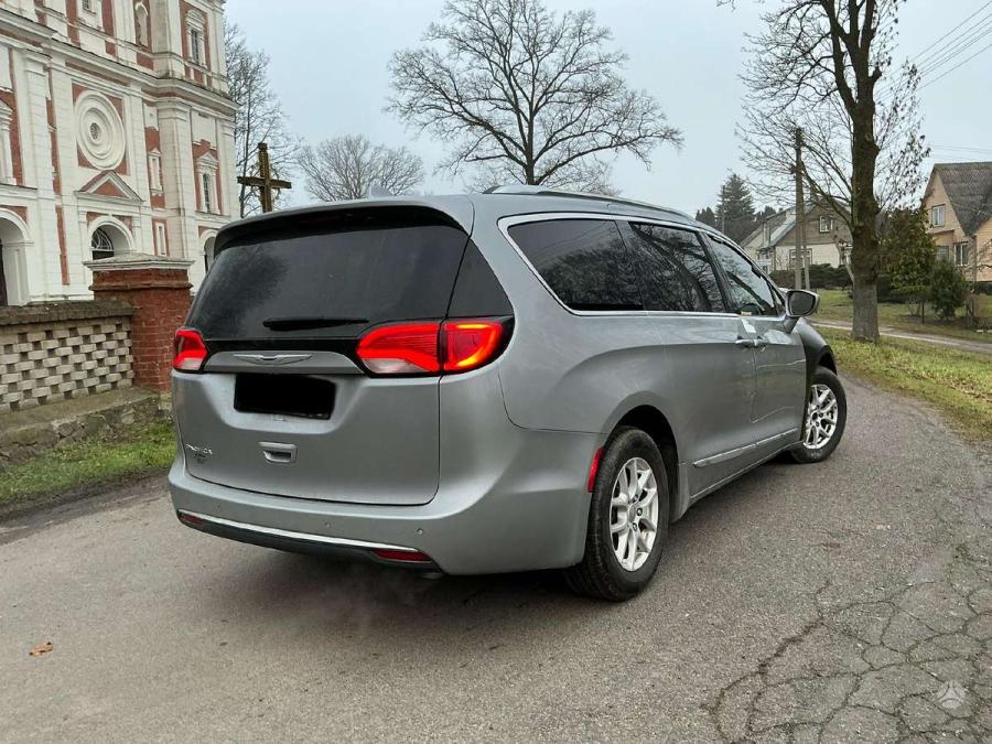 Grey Chrysler Pacifica 2020 in Kaunas, with an engine capacity of 3.60 L and mileage of 150 thousand km for 15999 €, photo 2 on AUTOMOTO.COM.LV