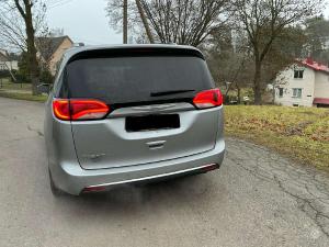 Grey Chrysler Pacifica 2020 in Kaunas, with an engine capacity of 3.60 L and mileage of 150 thousand km for 15999 €, photo 3 on AUTOMOTO.COM.LV