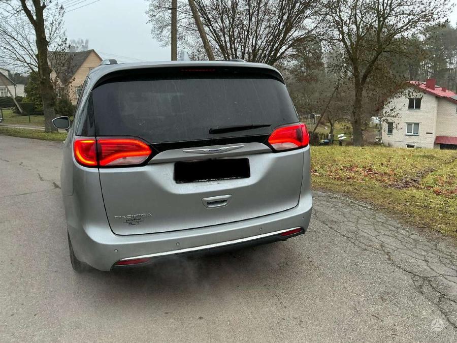 Grey Chrysler Pacifica 2020 in Kaunas, with an engine capacity of 3.60 L and mileage of 150 thousand km for 15999 €, photo 3 on AUTOMOTO.COM.LV