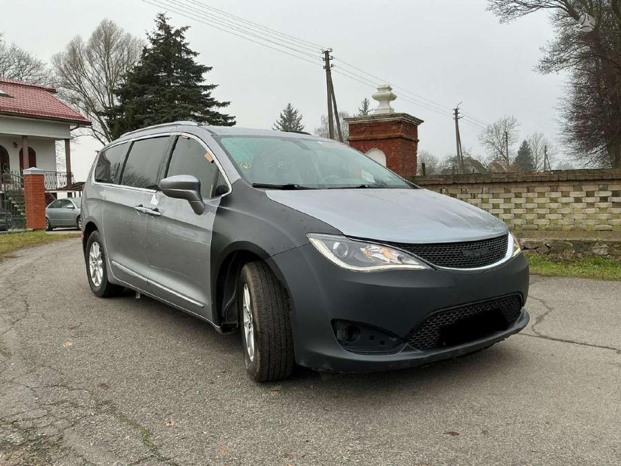 Grey Chrysler Pacifica 2020 in Kaunas, with an engine capacity of 3.60 L and mileage of 150 thousand km for 15999 €, photo 4 on AUTOMOTO.COM.LV