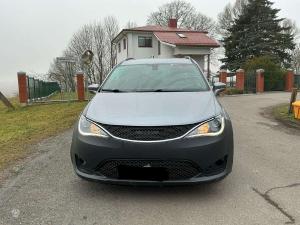 Grey Chrysler Pacifica 2020 in Kaunas, with an engine capacity of 3.60 L and mileage of 150 thousand km for 15999 €, photo 5 on AUTOMOTO.COM.LV