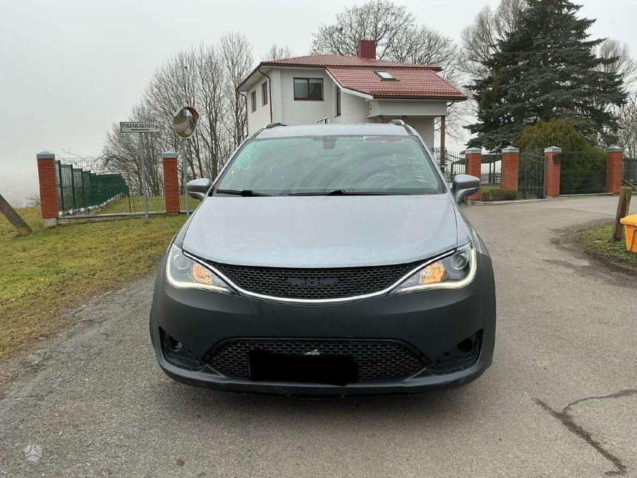 Grey Chrysler Pacifica 2020 in Kaunas, with an engine capacity of 3.60 L and mileage of 150 thousand km for 15999 €, photo 5 on AUTOMOTO.COM.LV
