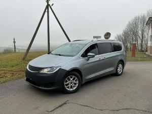 Grey Chrysler Pacifica 2020 in Kaunas, with an engine capacity of 3.60 L and mileage of 150 thousand km for 15999 €, photo 6 on AUTOMOTO.COM.LV