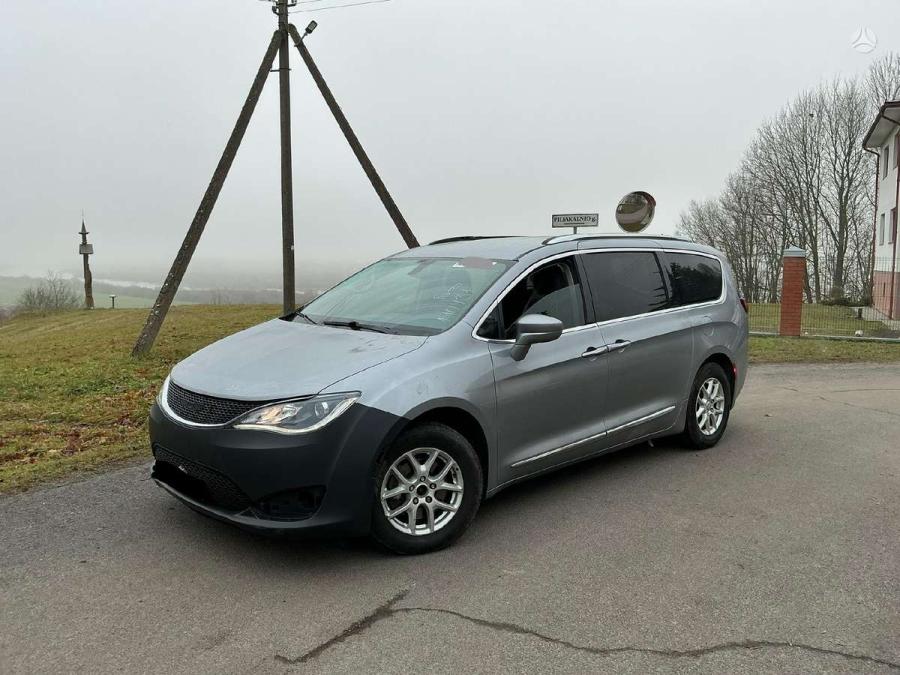 Grey Chrysler Pacifica 2020 in Kaunas, with an engine capacity of 3.60 L and mileage of 150 thousand km for 15999 €, photo 6 on AUTOMOTO.COM.LV