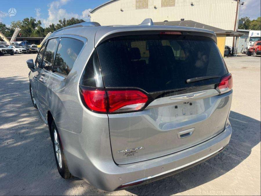 Grey Chrysler Pacifica 2020 in Kaunas, with an engine capacity of 3.60 L and mileage of 150 thousand km for 15999 €, photo 7 on AUTOMOTO.COM.LV