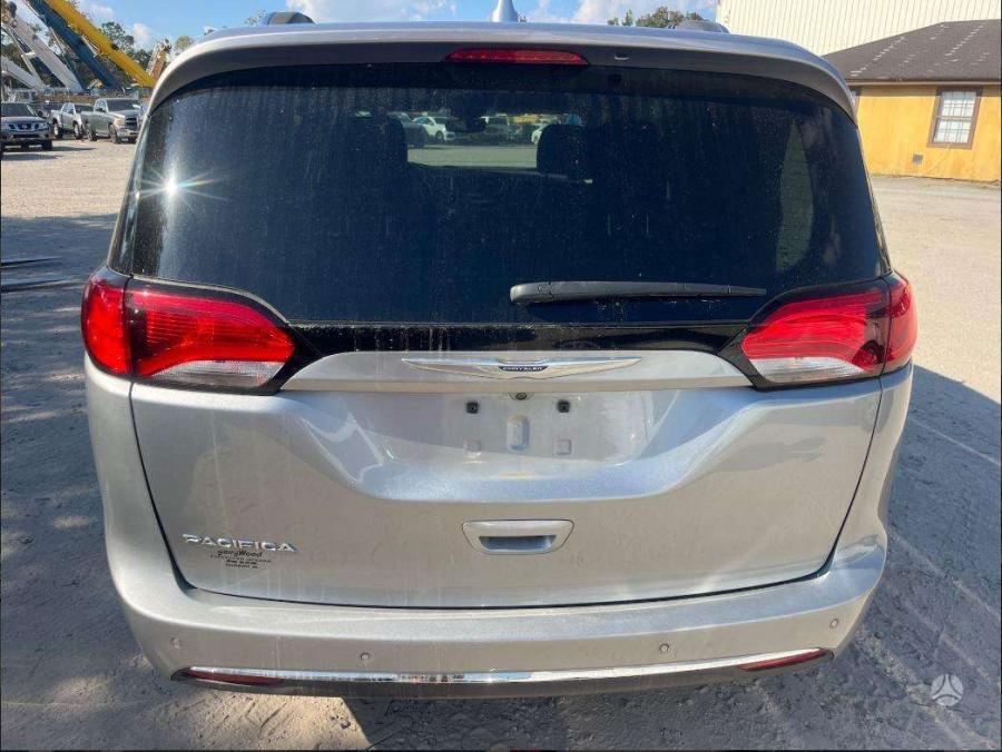 Grey Chrysler Pacifica 2020 in Kaunas, with an engine capacity of 3.60 L and mileage of 150 thousand km for 15999 €, photo 8 on AUTOMOTO.COM.LV