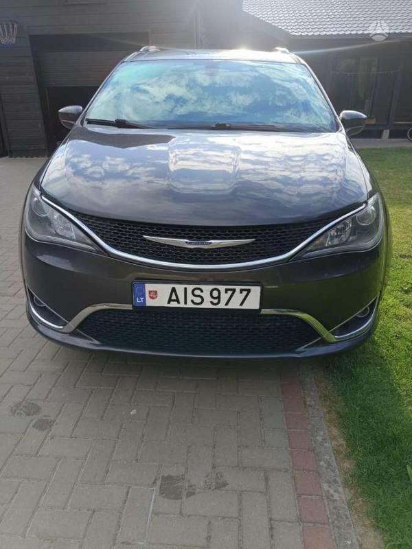Grey Chrysler Pacifica 2020 in Vilnius, with an engine capacity of 3.60 L and mileage of 120 thousand km for 17000 €, photo 5 on AUTOMOTO.COM.LV