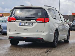 Pelēks Chrysler Pacifica 2020 Viļņa, ar dzinēja tilpumu 3.60 L un nobraukumu 102 tūkst. km par 27500 €, foto 4 vietnē AUTOMOTO.COM.LV