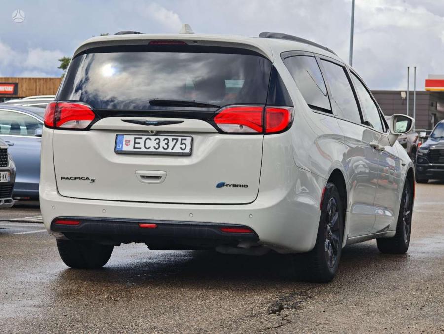 Pelēks Chrysler Pacifica 2020 Viļņa, ar dzinēja tilpumu 3.60 L un nobraukumu 102 tūkst. km par 27500 €, foto 4 vietnē AUTOMOTO.COM.LV