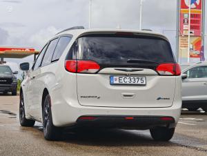 Pelēks Chrysler Pacifica 2020 Viļņa, ar dzinēja tilpumu 3.60 L un nobraukumu 102 tūkst. km par 27500 €, foto 7 vietnē AUTOMOTO.COM.LV