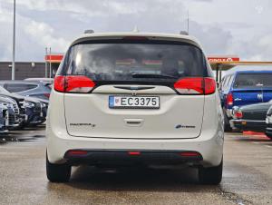 Pelēks Chrysler Pacifica 2020 Viļņa, ar dzinēja tilpumu 3.60 L un nobraukumu 102 tūkst. km par 27500 €, foto 8 vietnē AUTOMOTO.COM.LV