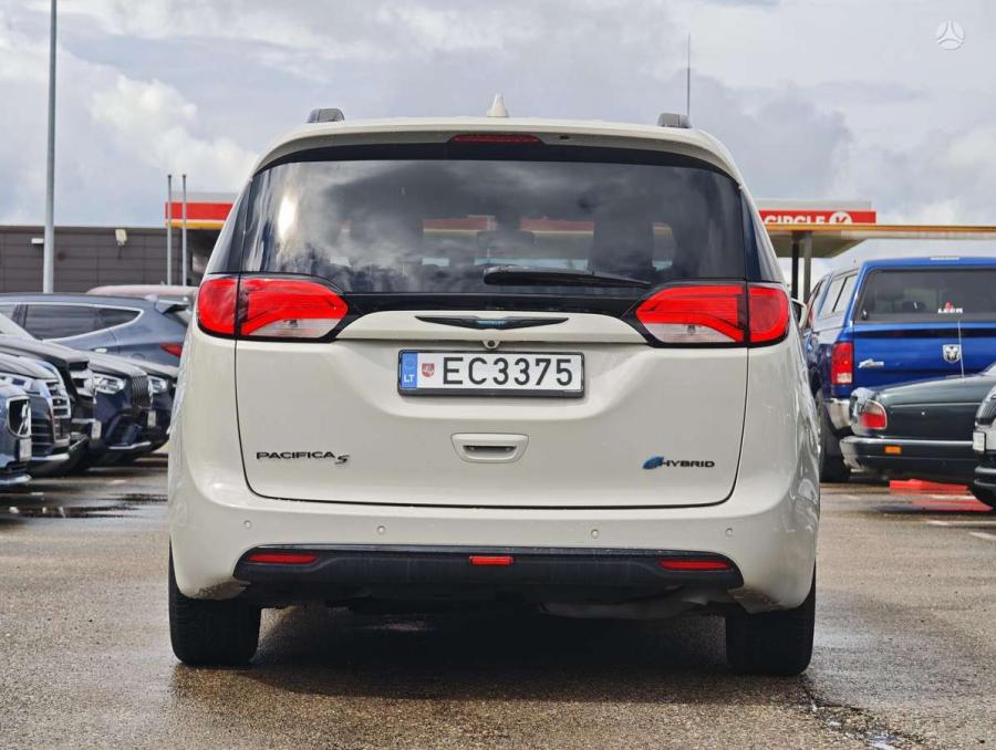 Pelēks Chrysler Pacifica 2020 Viļņa, ar dzinēja tilpumu 3.60 L un nobraukumu 102 tūkst. km par 27500 €, foto 8 vietnē AUTOMOTO.COM.LV