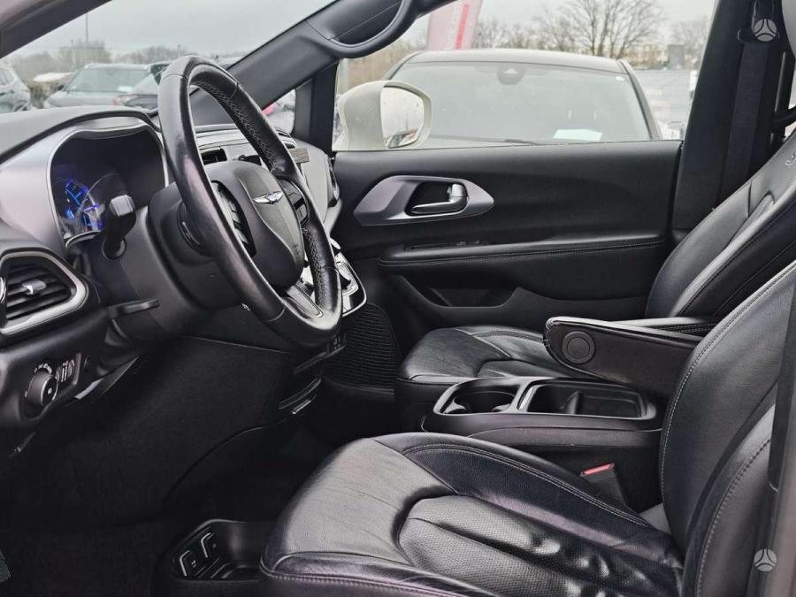 Pelēks Chrysler Pacifica 2020 Viļņa, ar dzinēja tilpumu 3.60 L un nobraukumu 102 tūkst. km par 27500 €, foto 10 vietnē AUTOMOTO.COM.LV