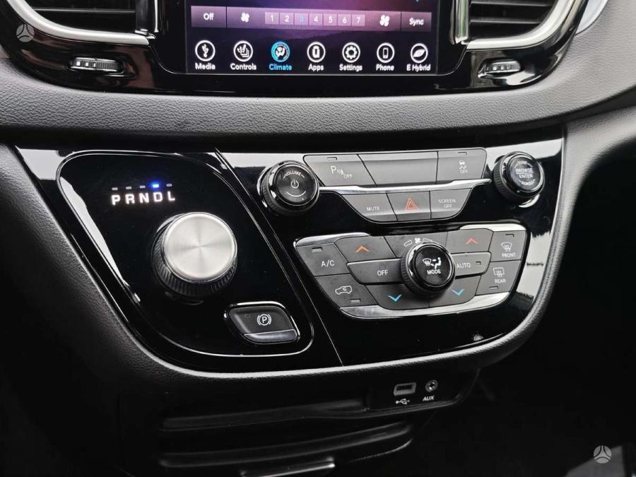 Pelēks Chrysler Pacifica 2020 Viļņa, ar dzinēja tilpumu 3.60 L un nobraukumu 102 tūkst. km par 27500 €, foto 13 vietnē AUTOMOTO.COM.LV