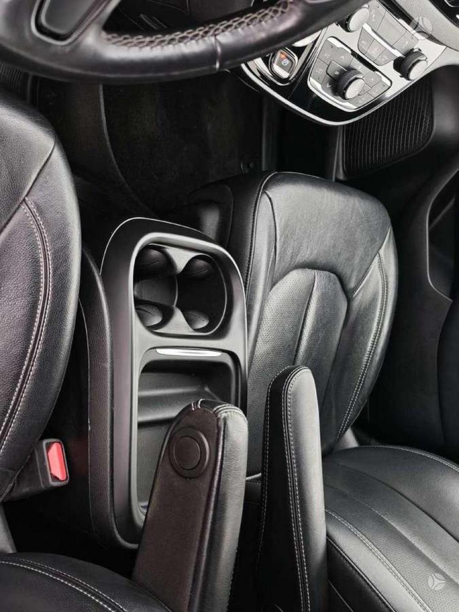 Pelēks Chrysler Pacifica 2020 Viļņa, ar dzinēja tilpumu 3.60 L un nobraukumu 102 tūkst. km par 27500 €, foto 14 vietnē AUTOMOTO.COM.LV