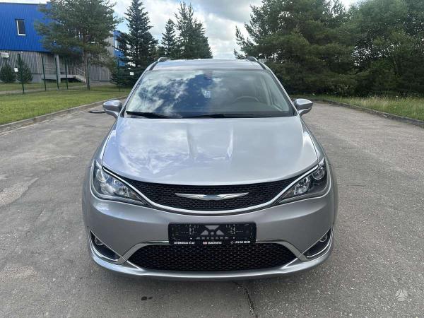 Grey Chrysler Pacifica 2020 in Siauliai, with an engine capacity of 3.61 L and mileage of 214 thousand km for 13300 €, photo 1 on AUTOMOTO.COM.LV