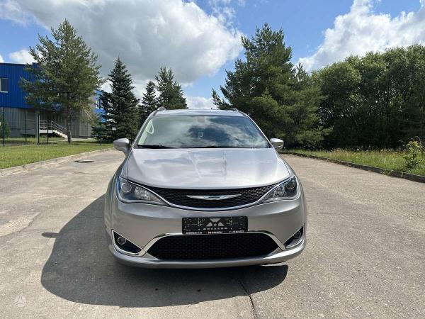 Grey Chrysler Pacifica 2020 in Siauliai, with an engine capacity of 3.61 L and mileage of 214 thousand km for 13300 €, photo 2 on AUTOMOTO.COM.LV