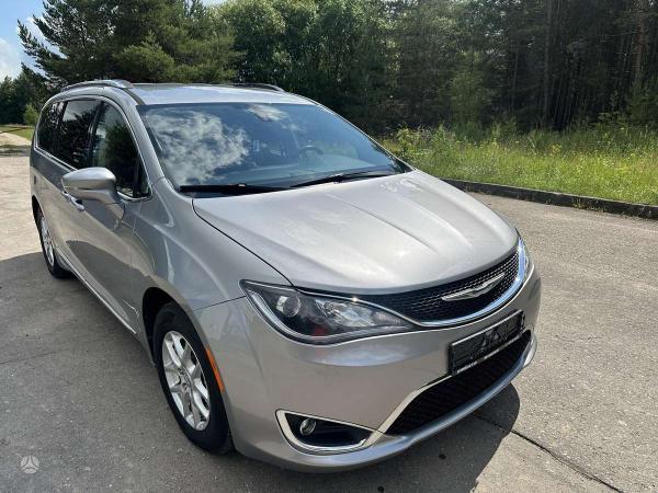 Grey Chrysler Pacifica 2020 in Siauliai, with an engine capacity of 3.61 L and mileage of 214 thousand km for 13300 €, photo 3 on AUTOMOTO.COM.LV