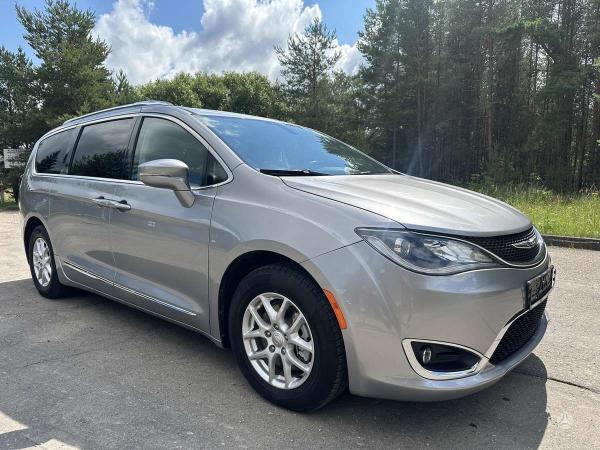 Grey Chrysler Pacifica 2020 in Siauliai, with an engine capacity of 3.61 L and mileage of 214 thousand km for 13300 €, photo 5 on AUTOMOTO.COM.LV