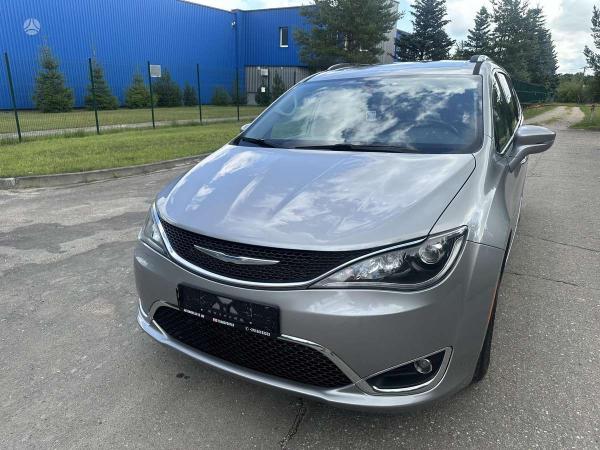 Grey Chrysler Pacifica 2020 in Siauliai, with an engine capacity of 3.61 L and mileage of 214 thousand km for 13300 €, photo 6 on AUTOMOTO.COM.LV