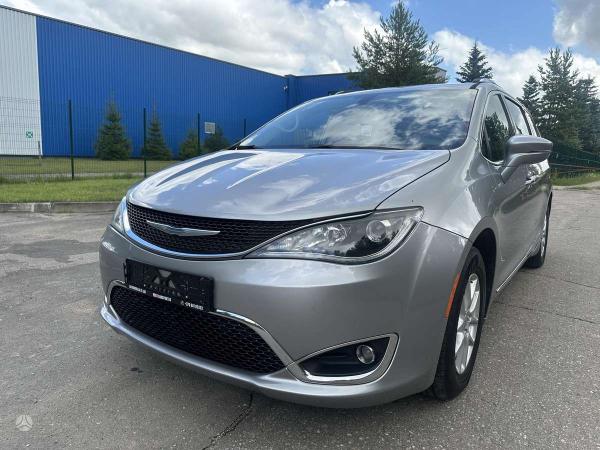 Grey Chrysler Pacifica 2020 in Siauliai, with an engine capacity of 3.61 L and mileage of 214 thousand km for 13300 €, photo 7 on AUTOMOTO.COM.LV