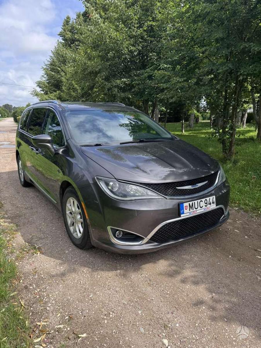 Pelēks Chrysler Pacifica 2020 Plungė, ar dzinēja tilpumu 3.60 L un nobraukumu 67 tūkst. km par 19800 €, foto 1 vietnē AUTOMOTO.COM.LV