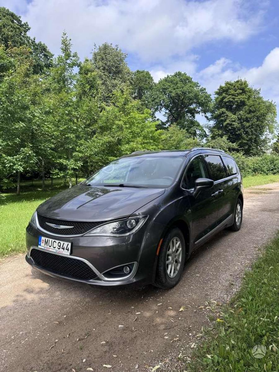 Pelēks Chrysler Pacifica 2020 Plungė, ar dzinēja tilpumu 3.60 L un nobraukumu 67 tūkst. km par 19800 €, foto 3 vietnē AUTOMOTO.COM.LV