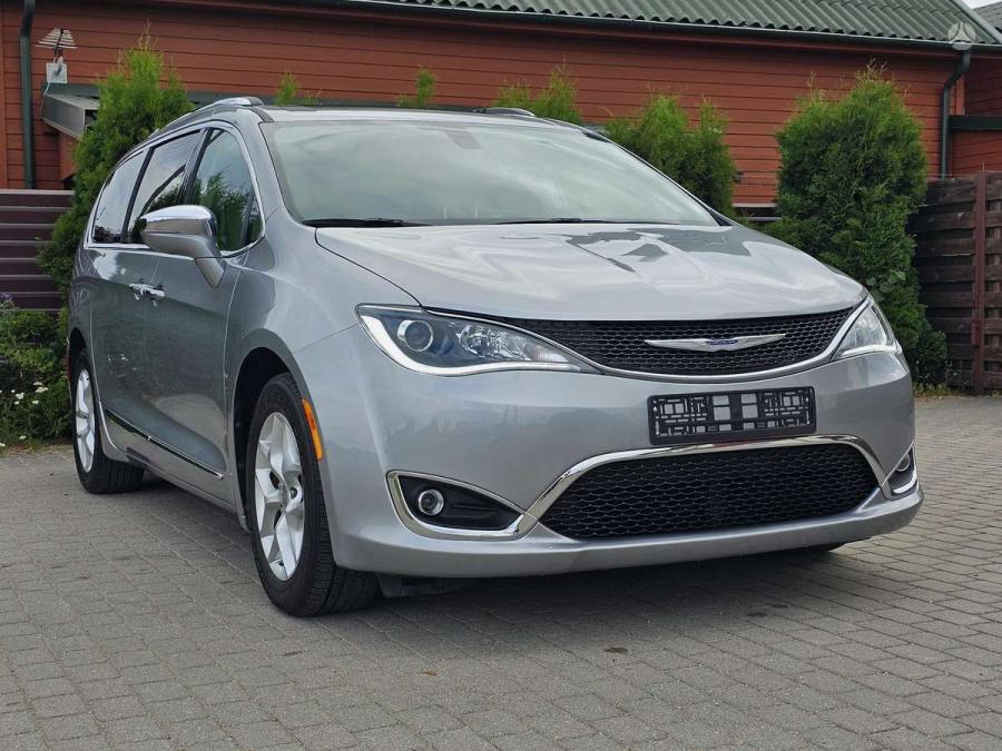 Grey Chrysler Pacifica 2020 in Kretinga, with an engine capacity of 3.60 L and mileage of 200 thousand km for 15799 €, photo 3 on AUTOMOTO.COM.LV