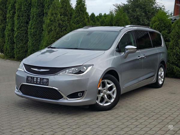 Grey Chrysler Pacifica 2020 in Kretinga, with an engine capacity of 3.60 L and mileage of 200 thousand km for 15799 €, photo 3 on AUTOMOTO.COM.LV