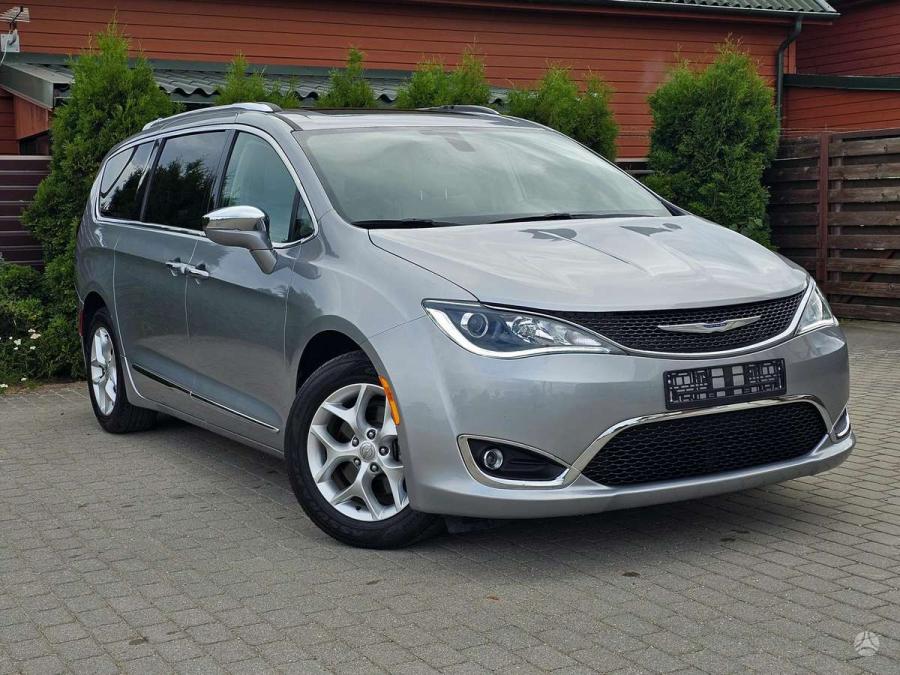 Grey Chrysler Pacifica 2020 in Kretinga, with an engine capacity of 3.60 L and mileage of 200 thousand km for 15799 €, photo 5 on AUTOMOTO.COM.LV