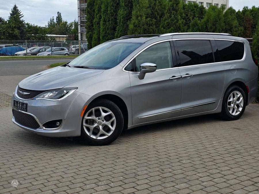 Grey Chrysler Pacifica 2020 in Kretinga, with an engine capacity of 3.60 L and mileage of 200 thousand km for 15799 €, photo 6 on AUTOMOTO.COM.LV