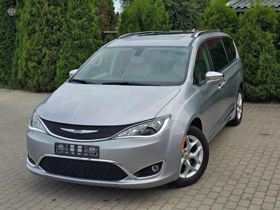 Grey Chrysler Pacifica 2020 in Kretinga, with an engine capacity of 3.60 L and mileage of 200 thousand km for 15799 €, photo 7 on AUTOMOTO.COM.LV