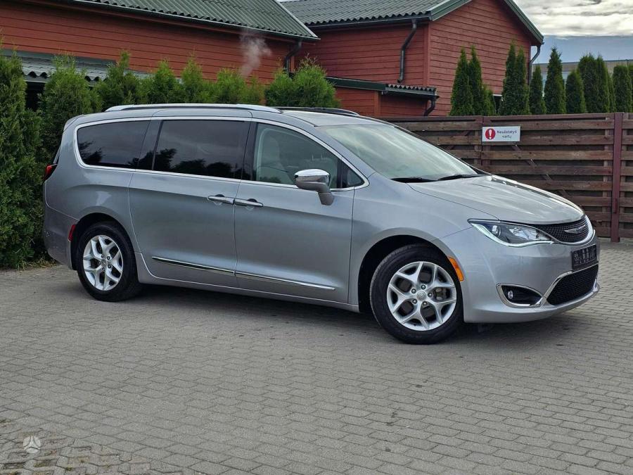 Grey Chrysler Pacifica 2020 in Kretinga, with an engine capacity of 3.60 L and mileage of 200 thousand km for 15799 €, photo 8 on AUTOMOTO.COM.LV