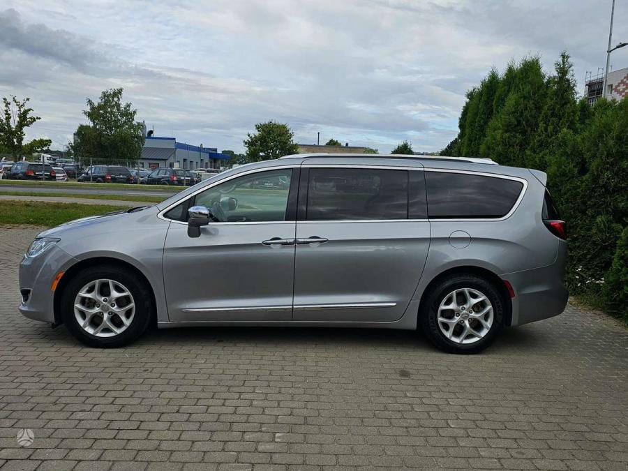Grey Chrysler Pacifica 2020 in Kretinga, with an engine capacity of 3.60 L and mileage of 200 thousand km for 15799 €, photo 10 on AUTOMOTO.COM.LV