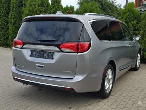 Grey Chrysler Pacifica 2020 in Kretinga, with an engine capacity of 3.60 L and mileage of 200 thousand km for 15799 €, photo 12 on AUTOMOTO.COM.LV