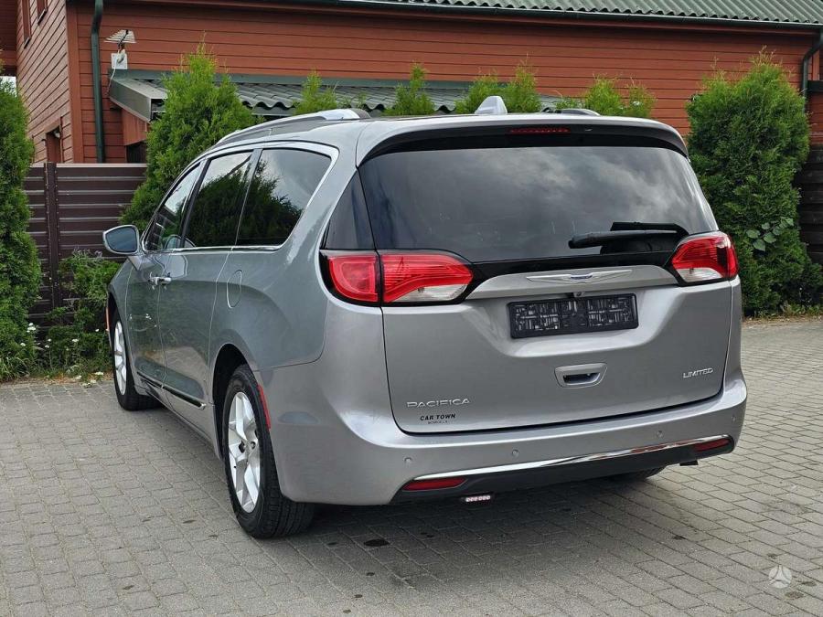 Grey Chrysler Pacifica 2020 in Kretinga, with an engine capacity of 3.60 L and mileage of 200 thousand km for 15799 €, photo 13 on AUTOMOTO.COM.LV