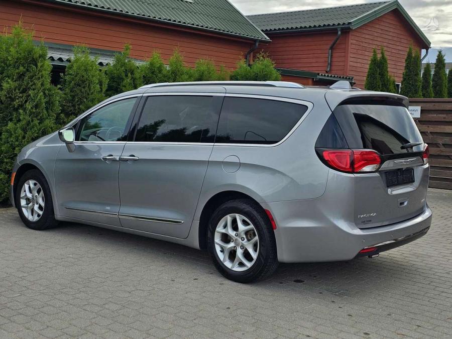 Grey Chrysler Pacifica 2020 in Kretinga, with an engine capacity of 3.60 L and mileage of 200 thousand km for 15799 €, photo 14 on AUTOMOTO.COM.LV