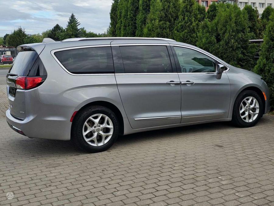Grey Chrysler Pacifica 2020 in Kretinga, with an engine capacity of 3.60 L and mileage of 200 thousand km for 15799 €, photo 16 on AUTOMOTO.COM.LV
