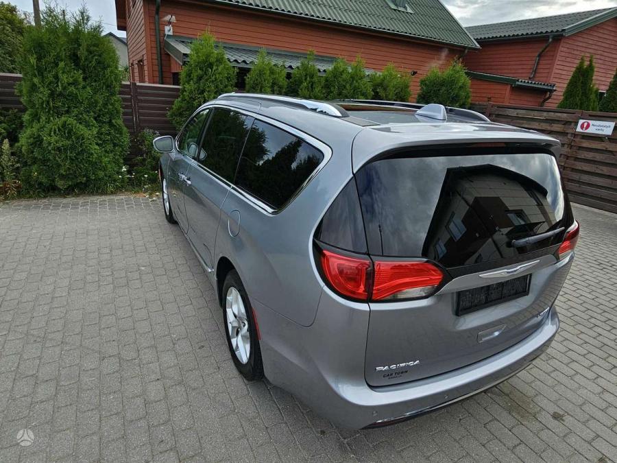 Grey Chrysler Pacifica 2020 in Kretinga, with an engine capacity of 3.60 L and mileage of 200 thousand km for 15799 €, photo 17 on AUTOMOTO.COM.LV