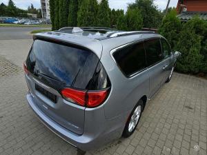 Grey Chrysler Pacifica 2020 in Kretinga, with an engine capacity of 3.60 L and mileage of 200 thousand km for 15799 €, photo 18 on AUTOMOTO.COM.LV