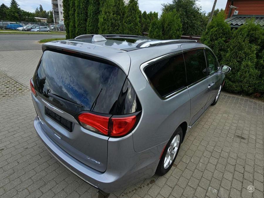 Grey Chrysler Pacifica 2020 in Kretinga, with an engine capacity of 3.60 L and mileage of 200 thousand km for 15799 €, photo 18 on AUTOMOTO.COM.LV