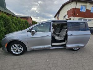 Grey Chrysler Pacifica 2020 in Kretinga, with an engine capacity of 3.60 L and mileage of 200 thousand km for 15799 €, photo 19 on AUTOMOTO.COM.LV