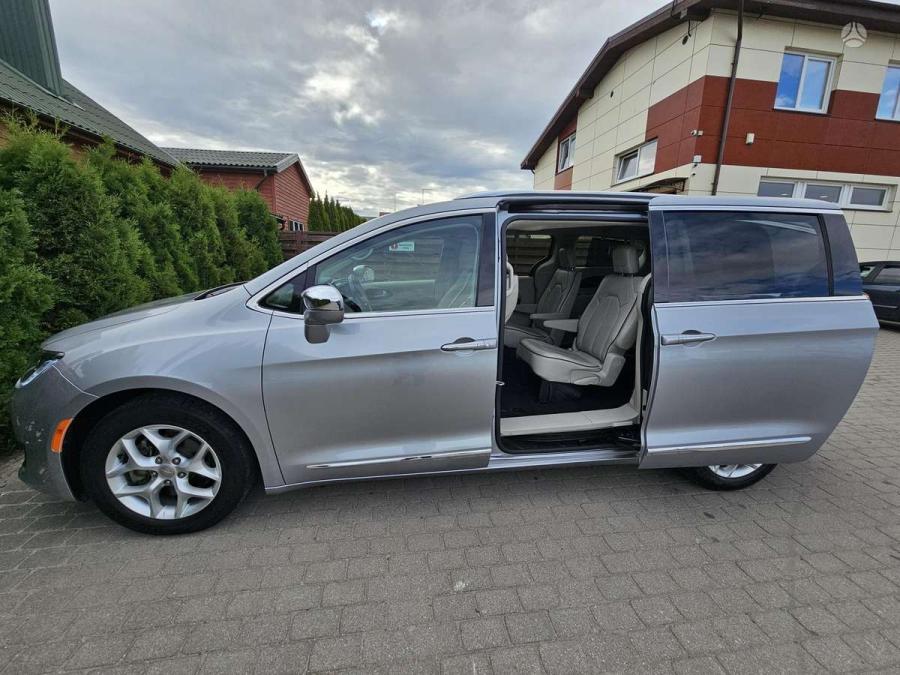 Grey Chrysler Pacifica 2020 in Kretinga, with an engine capacity of 3.60 L and mileage of 200 thousand km for 15799 €, photo 19 on AUTOMOTO.COM.LV