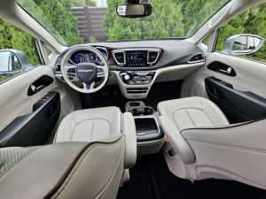 Grey Chrysler Pacifica 2020 in Kretinga, with an engine capacity of 3.60 L and mileage of 200 thousand km for 15799 €, photo 20 on AUTOMOTO.COM.LV