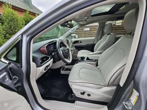 Grey Chrysler Pacifica 2020 in Kretinga, with an engine capacity of 3.60 L and mileage of 200 thousand km for 15799 €, photo 21 on AUTOMOTO.COM.LV